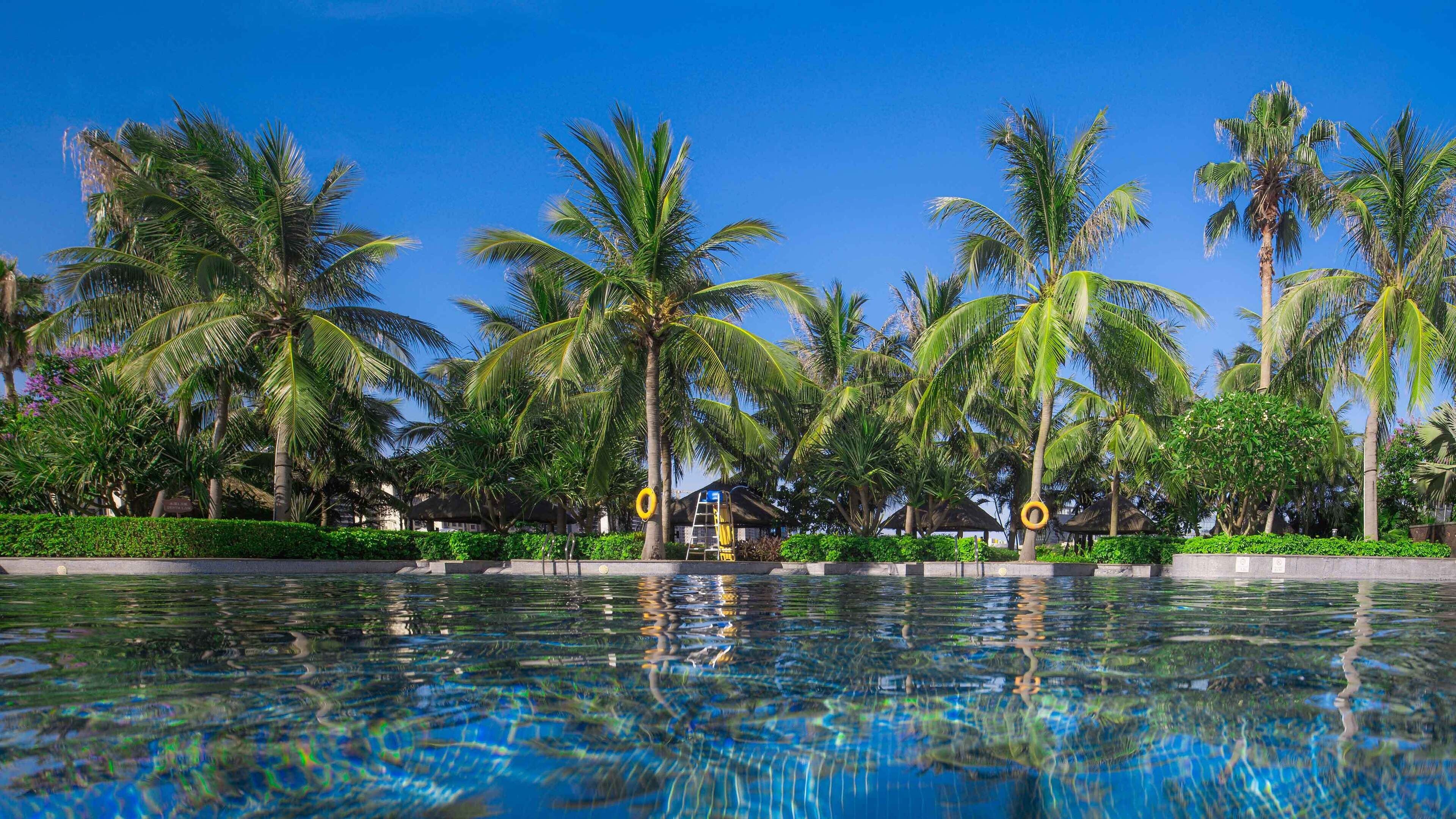Piscina externa, funciona das 8h às 22h30, barracas de cortesia