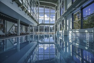 2 piscinas interiores, da(s) 11:00 à(s) 20:00, espreguiçadeiras 