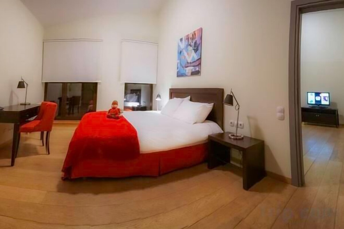 Roupa de alta qualidade, edredões de penas, cofre no quarto, secretária 