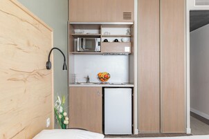 Estúdio, 1 cama de casal | Cozinha privada | Um frigorífico, um micro-ondas, uma placa de cozinha 