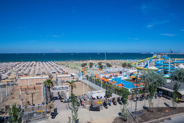 Na praia, espreguiçadeiras, guarda-sóis de praia
