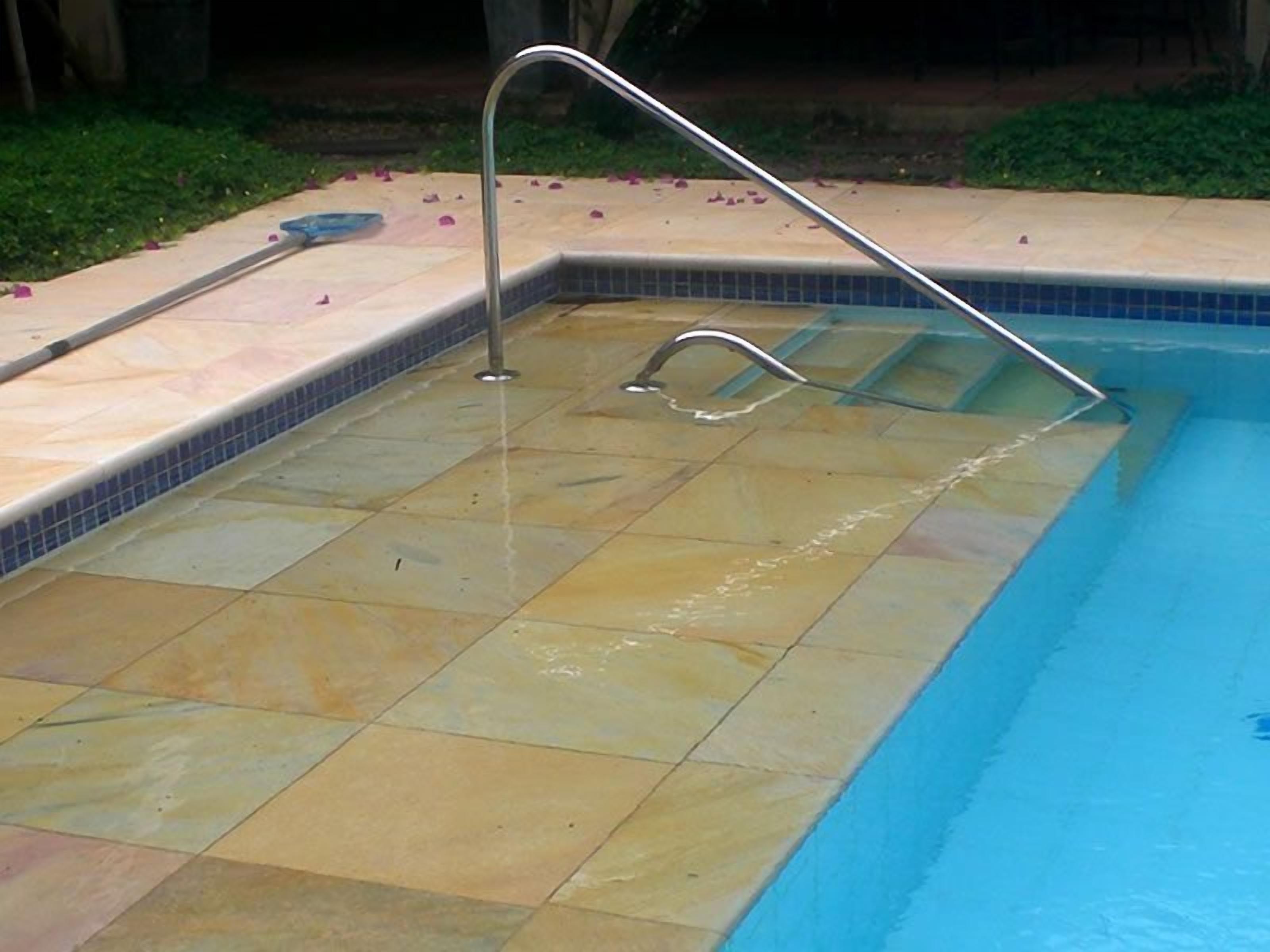 Piscina exterior, guarda-sóis 