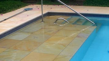 Piscina exterior, guarda-sóis