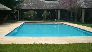 Piscina exterior, guarda-sóis