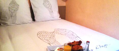 Secretária, Wi-fi grátis, roupa de cama fornecida