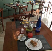Pequeno-almoço tipo buffet diário mediante uma taxa 