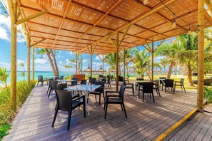 3 restaurantes, pequenos-almoços servidos, cozinha internacional 