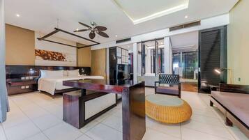 Minibar, cofre no quarto, secretária, cortinas/cortinados opacos