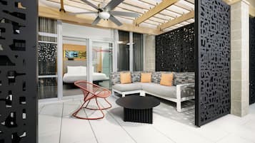 aloft, Quarto Tradicional, 1 cama king-size, vista para a montanha, junto à piscina | Roupa de alta qualidade, cofre no quarto, secretária