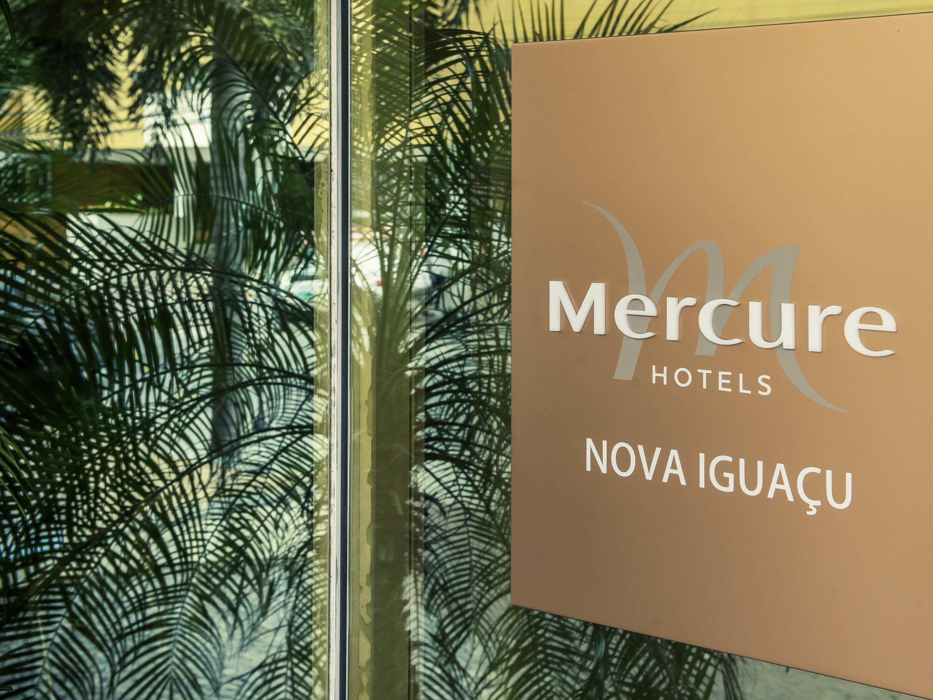 Placa para Mercure Hotels em Nova Iguaçu.