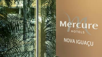 Placa para Mercure Hotels em Nova Iguaçu.