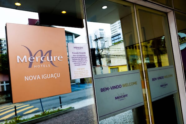 Placa de hotel Mercure com área de recepção e um sinal de boas-vindas.