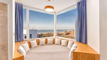 Suite Panorâmica, 1 cama king-size | Sala de estar | Televisor LCD