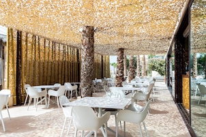 10 restaurantes: servem pequenos-almoços, almoços, jantares e brunches