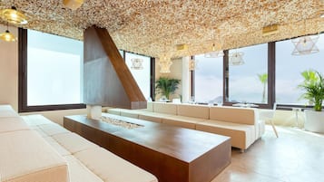 10 restaurantes: servem pequenos-almoços, almoços, jantares e brunches