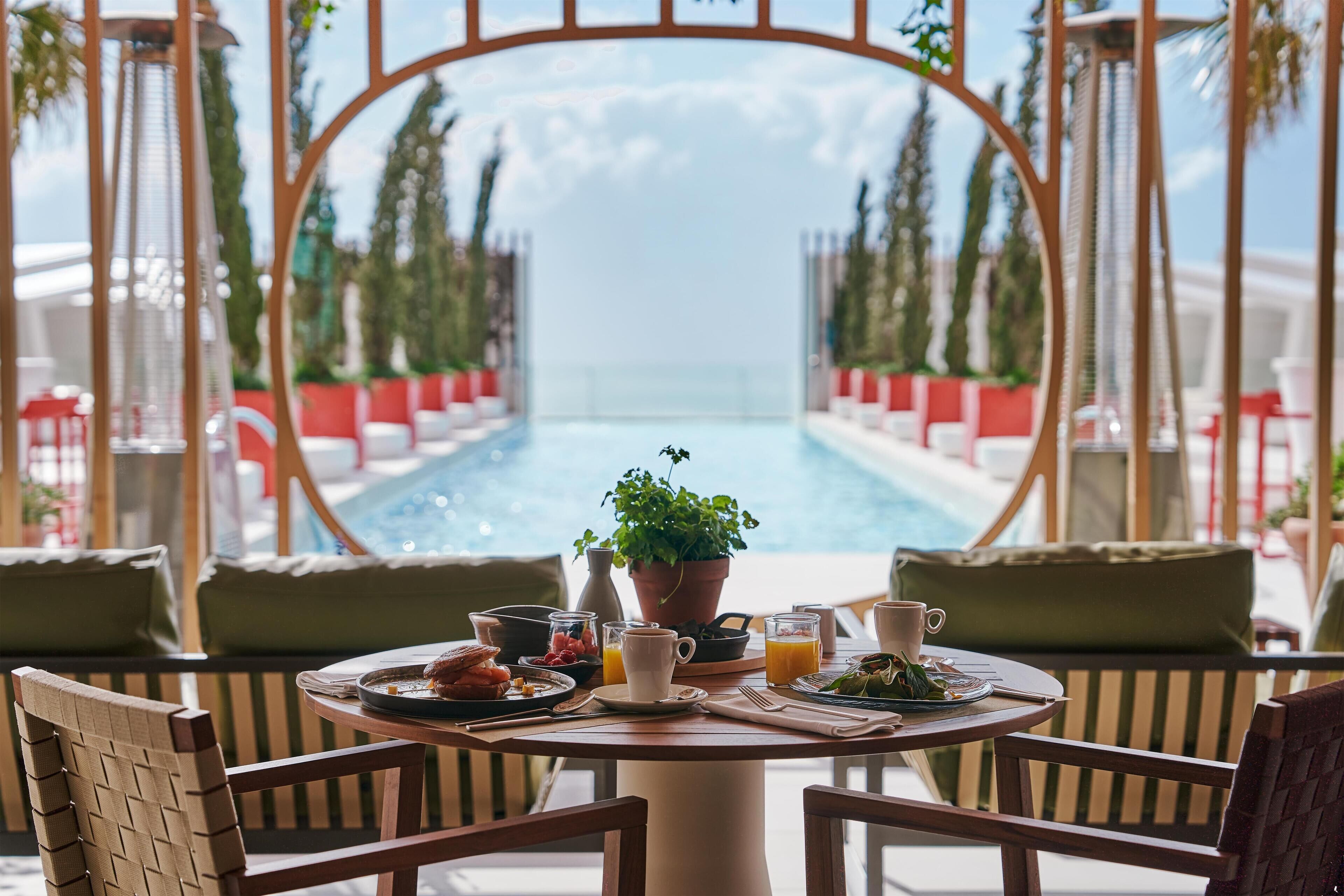 10 restaurantes: servem pequenos-almoços, almoços, jantares e brunches