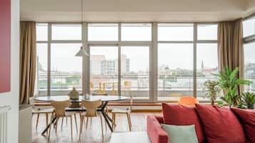 Cobertura exclusiva, 1 quarto, terraço, vista para a cidade | Sala de jantar