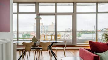 Cobertura exclusiva, 1 quarto, terraço, vista para a cidade | Sala de jantar