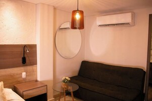 Quarto superior, 1 cama King e sofá-cama | 1 quarto, frigobar, cofres nos quartos, escrivaninha