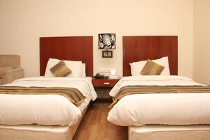 Cofre no quarto, secretária, cortinas/cortinados opacos 