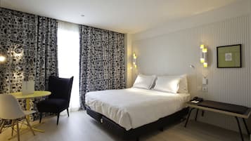 Roupa de alta qualidade, edredões de penas, minibar, cofre no quarto