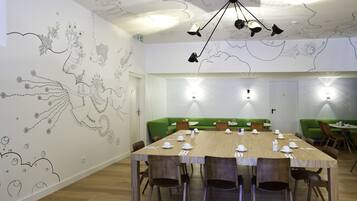 Café da manhã com buffet todos os dias (EUR 18 por pessoa)