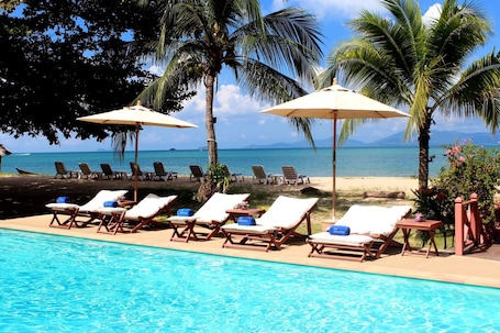 Piscina externa, guarda-sóis, espreguiçadeiras. The Waterfront Hotel at Fisherman's Village