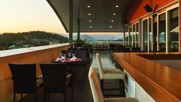 Restaurante com área externa e vista panorâmica.