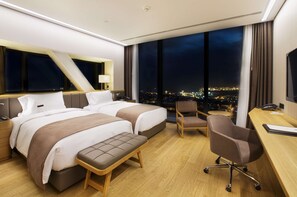 Quarto Standard | Roupa de alta qualidade, edredões de penas, minibar 