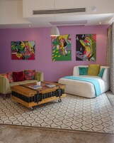 Geo Orga by Mariery Young | Roupa de alta qualidade, edredões de penas, minibar, cofre no quarto 