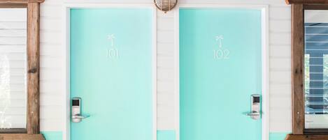 Duas portas identificadas com os números 101 e 102, cada uma com uma fechadura e um pequeno cadeado eletrônico.