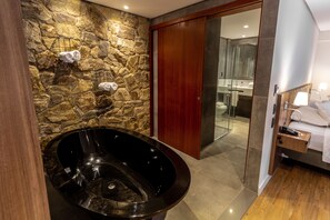 Quarto Premium, banheira | Minibar, cofre no quarto, secretária, cortinas/cortinados opacos 