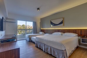 Quarto superior, vista para a piscina | Frigobar, cofres nos quartos, escrivaninha, cortinas blackout