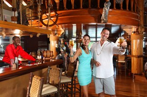 3 bares/lounges, este pub, este piano bar 