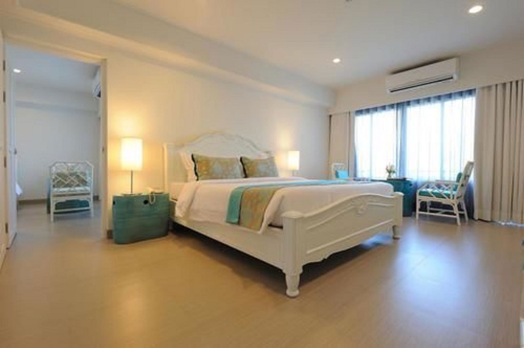 Cofres nos quartos, escrivaninha, Wi-Fi de cortesia, roupa de cama