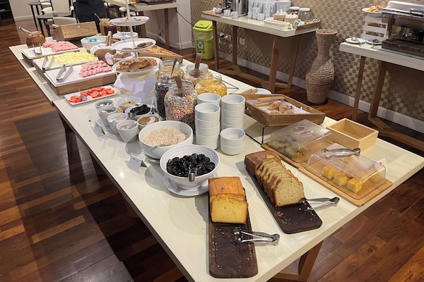 Pequeno-almoço tipo buffet diário (25 USD por pessoa)