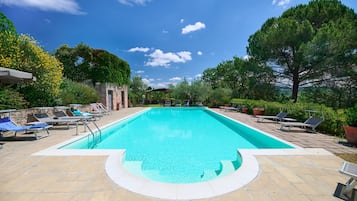Piscina exterior, espreguiçadeiras