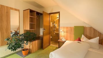 Quarto Duplo Standard para 1 Pessoa, casa de banho privativa | Roupa de alta qualidade, edredões de penas, camas de colchão pillowtop