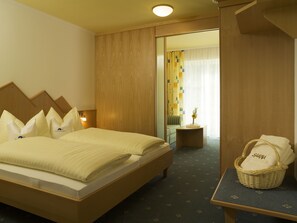 Quarto casal superior, sacada, vista para a montanha | Cofres nos quartos, escrivaninha, quartos à prova de som