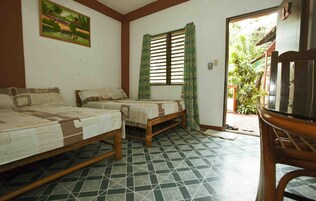 Quarto casal luxo, 2 camas Queen, vista para o porto | Cofres nos quartos, escrivaninha, cortinas blackout