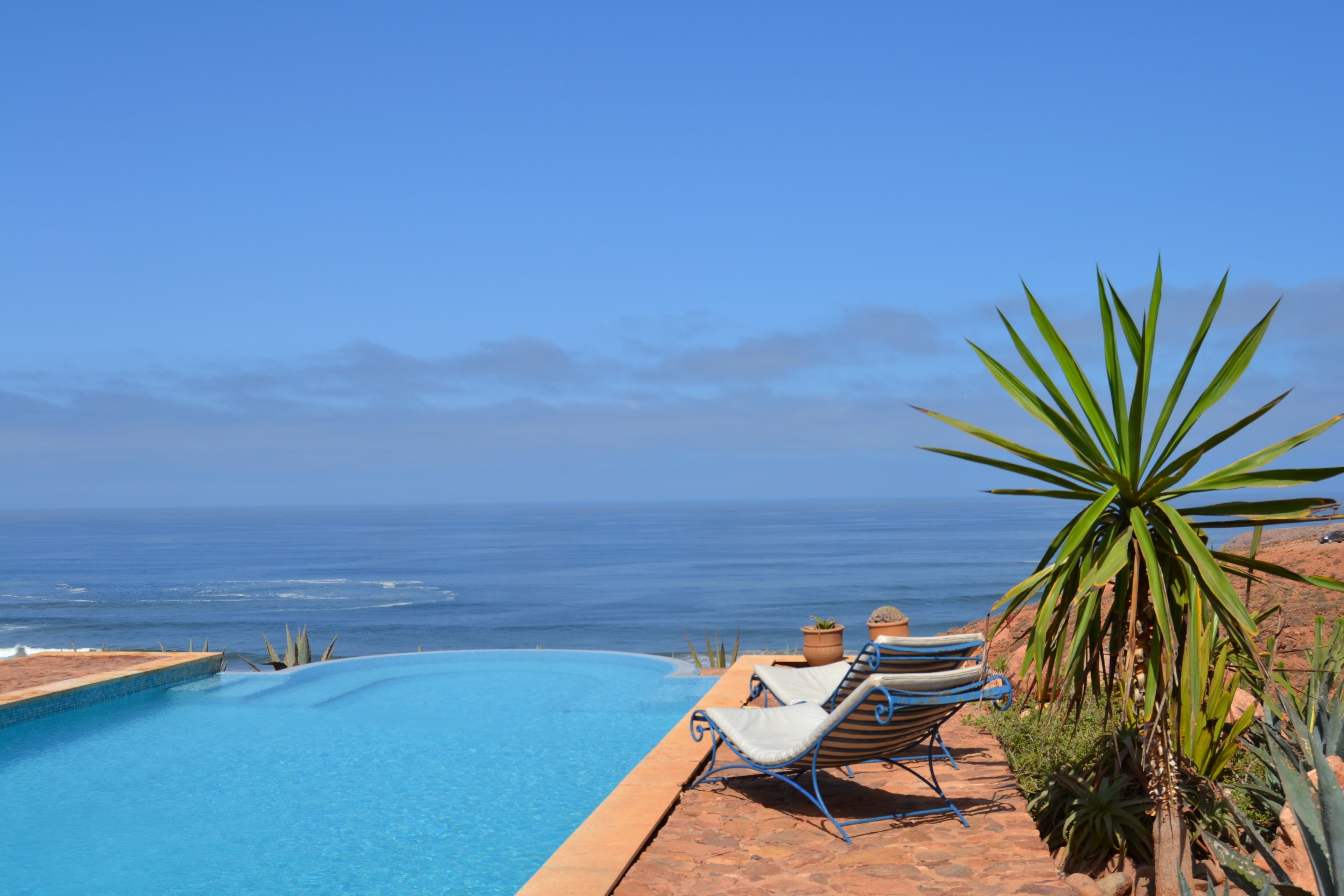 Piscina exterior, espreguiçadeiras 