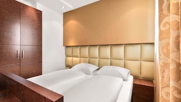 Roupa hipoalergénica, secretária, cortinas/cortinados opacos