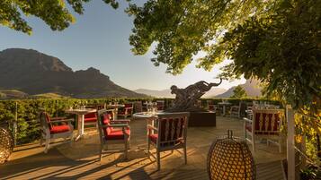 3 restaurantes, almoços servidos, cozinha local e internacional