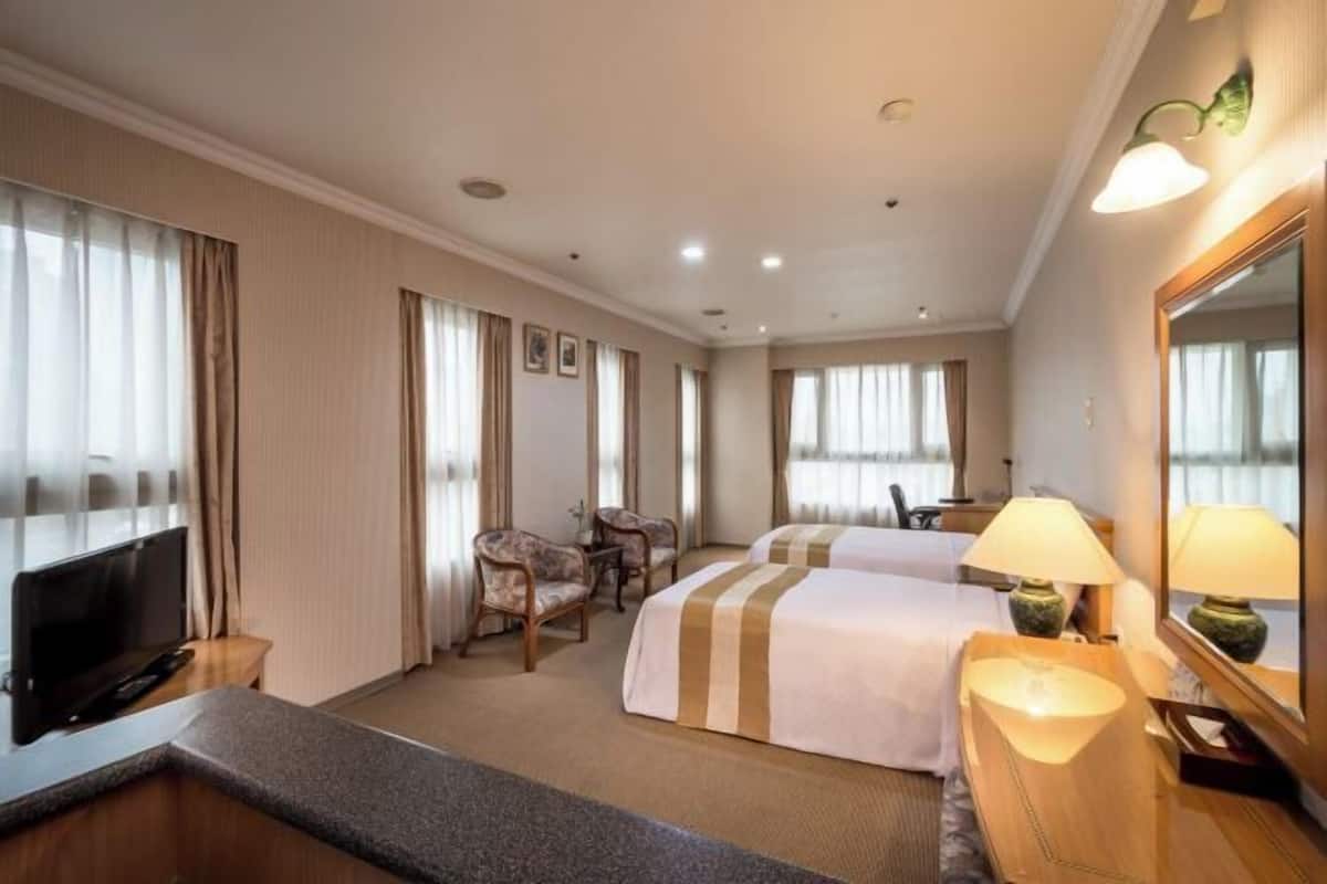 Escrivaninha, quartos à prova de som, Wi-Fi de cortesia, roupa de cama