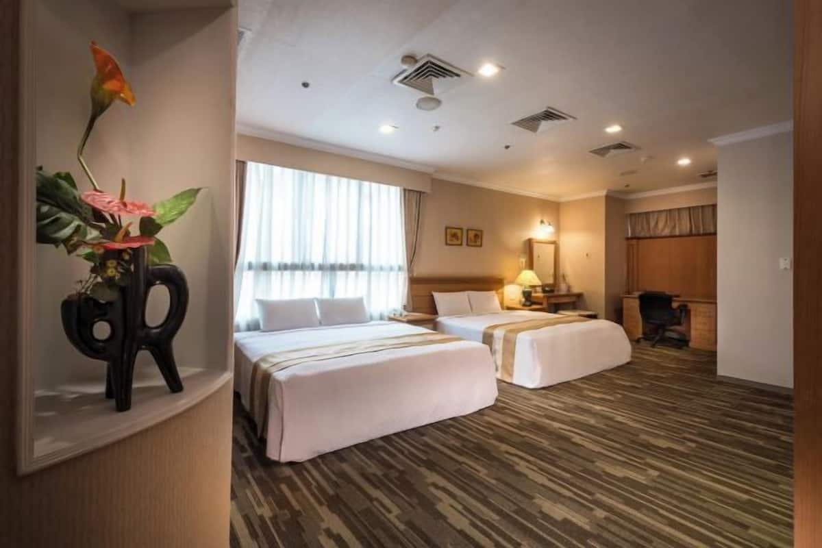 Escrivaninha, quartos à prova de som, Wi-Fi de cortesia, roupa de cama