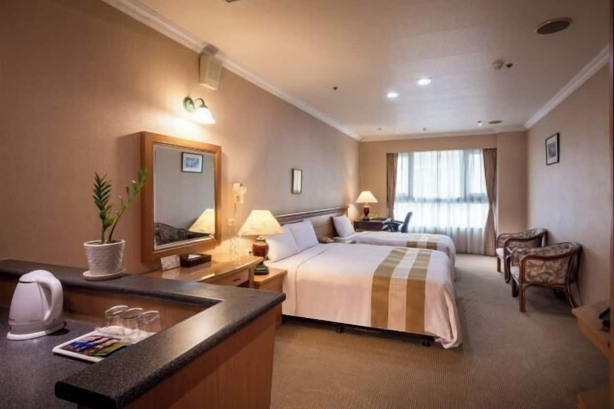 Escrivaninha, quartos à prova de som, Wi-Fi de cortesia, roupa de cama