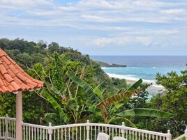 Uma praia privada, praia de areia branca, toalhas de praia 