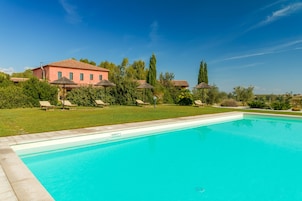 Piscina externa sazonal, funciona das 9h às 19h30, guarda-sóis