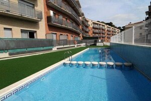 Piscina exterior, espreguiçadeiras