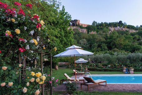 Piscina externa sazonal, guarda-sóis, espreguiçadeiras. Podere Sette Piagge